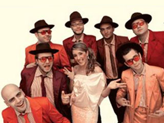 Banda Ambervision faz show na festa de 20 anos da Abrace