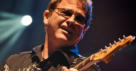 Edinho Santa Cruz se apresenta no Afinal Live & Disco Music