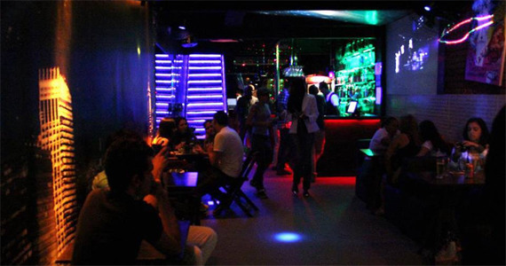 Bofetada Club tem happy hour descontraído e com karaokê nesta terça-feira
