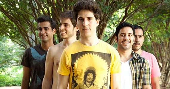 Apresentação da banda Off The King no palco do The Orleans