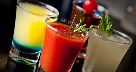 Promoções de Shots acontecem de sextas e sábados no Bee W Hostel Bar