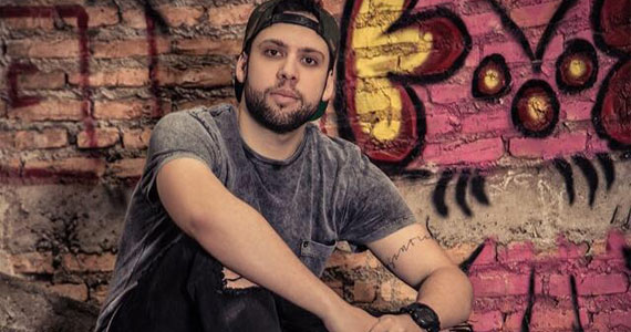 Pedro Misse comanda a noite com pop rock no Willi Willie bar e Arqueria