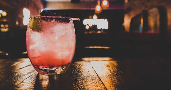 Trabuca Bar arma Guest Bartender inspirado na cultura brasileira em sua ...