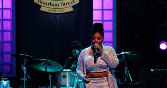 Vanessa Jackson se apresenta no Bourbon Street