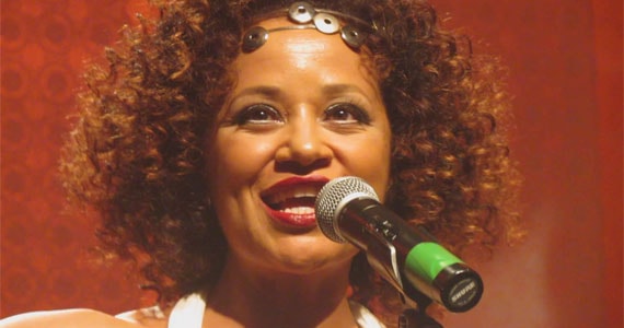 Virgínia Rosa sobe ao palco do Tupi Or Not Tupi acompanhada ao piano ...