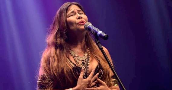 Claudia Simone traz show Ancestral para São Paulo