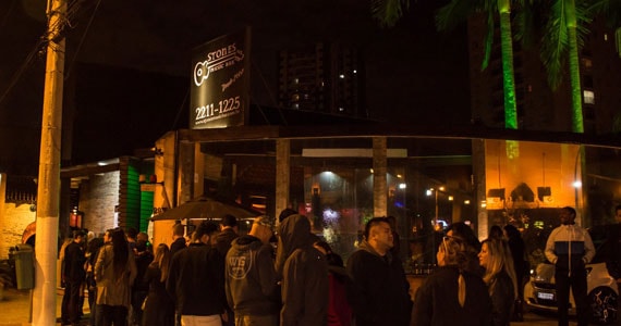 Stones Music Bar apresenta noites de pop rock ao vivo