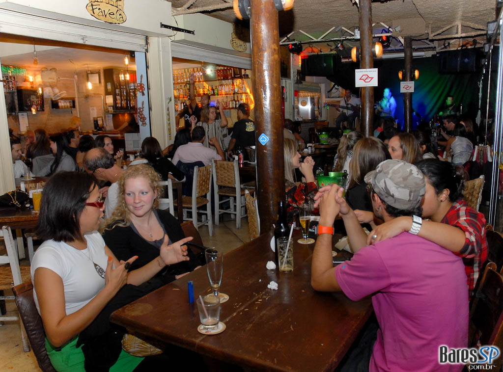 Marquinhos (Sensação) comanda o agito do Bar Favela Vila Olímpia no dia ...