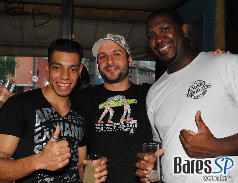 Bar Favela da Vila Olímpia tem sábado de muito agito no dia 16/04/2011