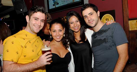 Apresentações de Sal Vincent e Banda Overman no palco do Republic ...